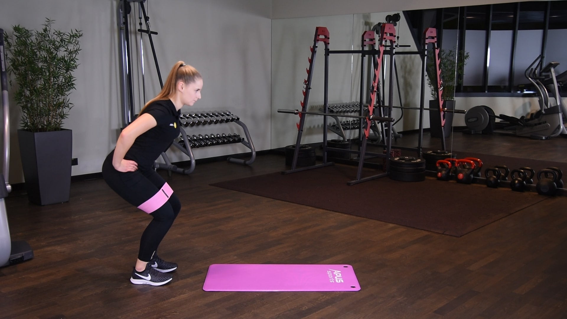 Monster walk z gumą mini band - Zobacz wideo instruktażowe!