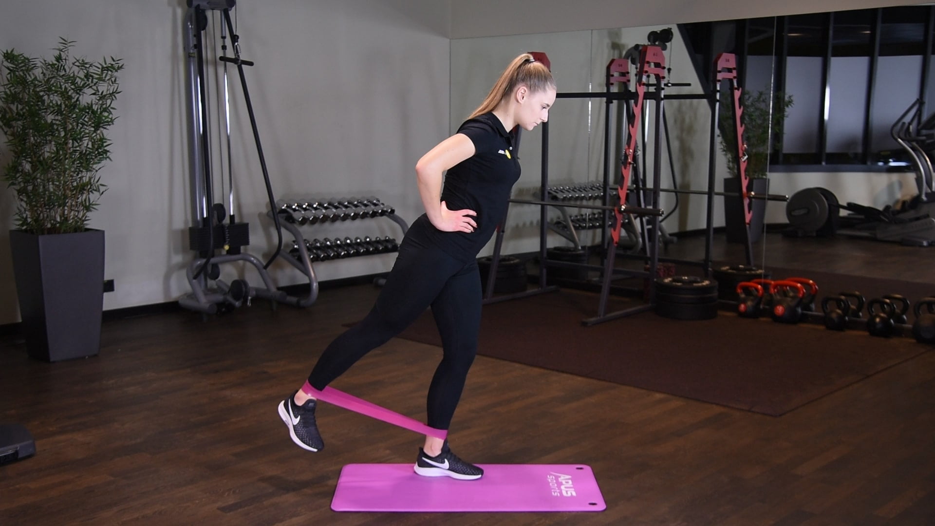 Prostowanie nogi w staniu z gumą mini band - Od Just be FIT