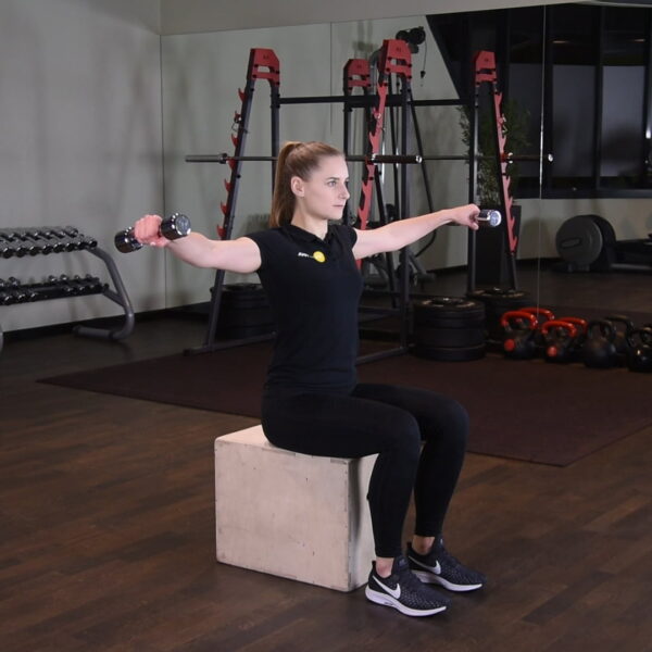 Unoszenie hantli na boki siedząc - od Just be FIT - Zobacz wideo!