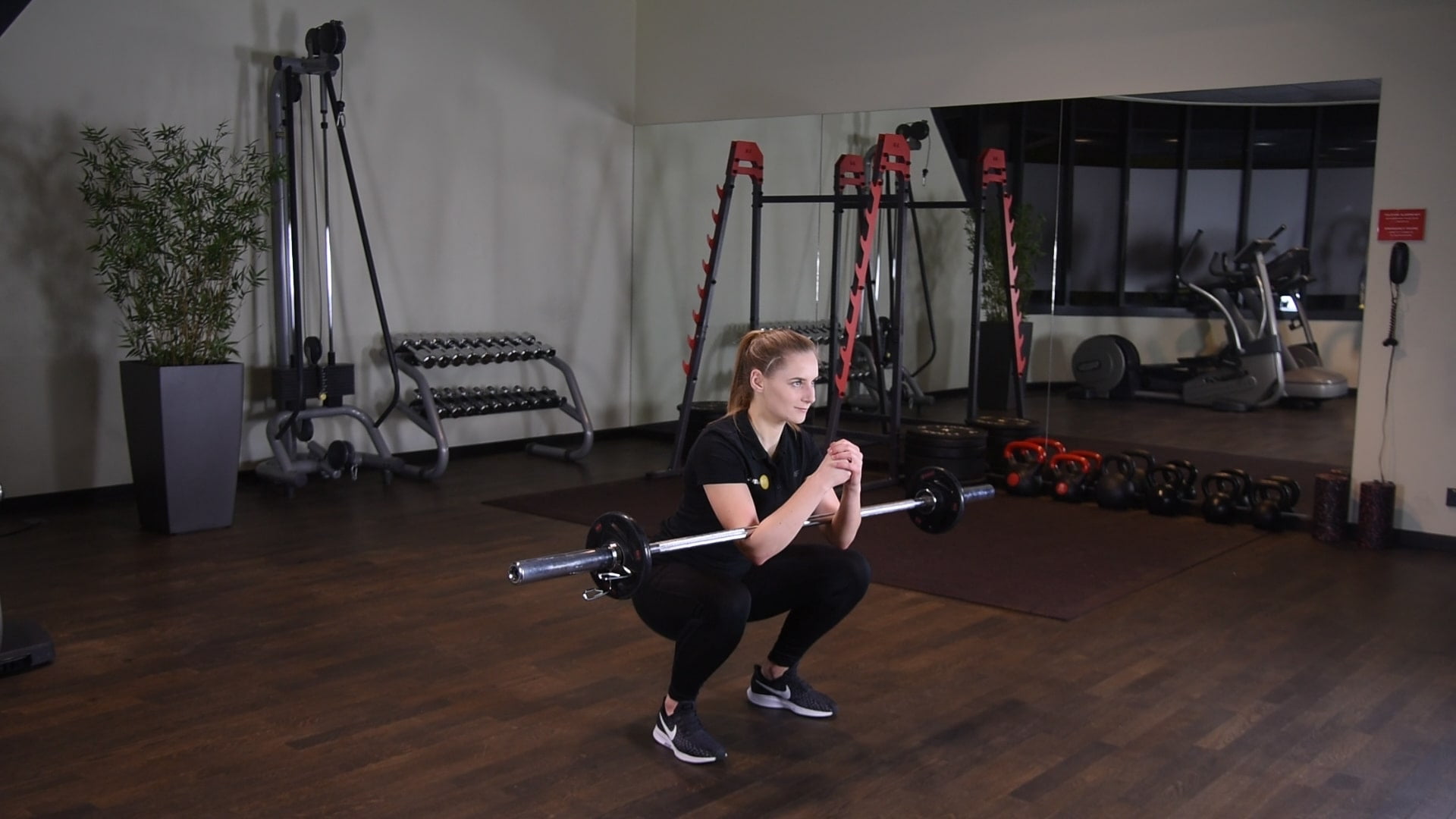 Zercher squat - Przysiad - Zobacz wideo instruktażowe, wskazówki i błędy!