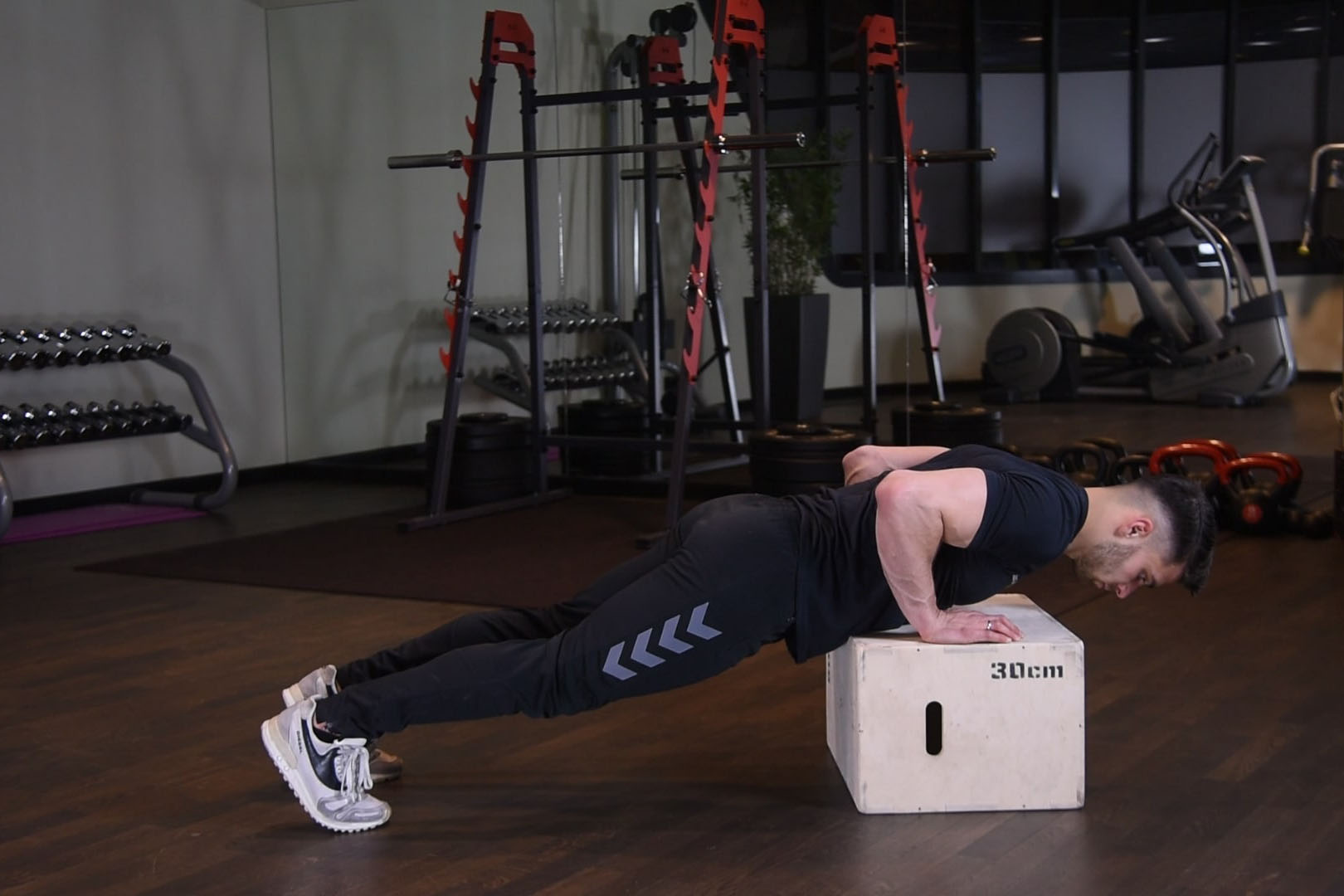 Pompki na podwyższeniu ćwiczenie - Zobacz wideo, wskazówki i błędy!