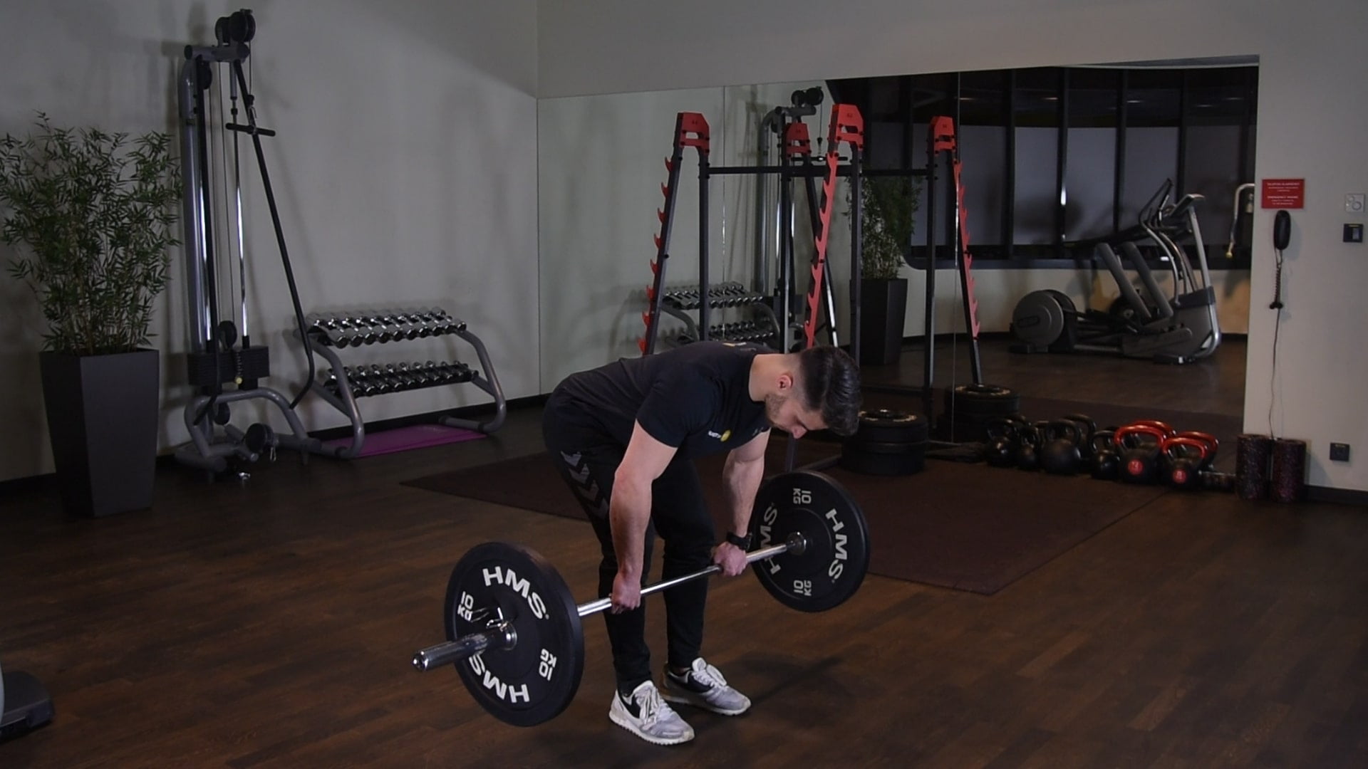 RDL ze sztangą - Zobacz wideo instruktażowe, wskazówki i błędy!